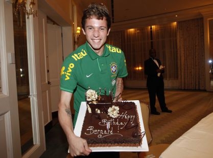 Brasil: Bernard faz 21 anos e é parabenizado em pleno tour - CONMEBOL