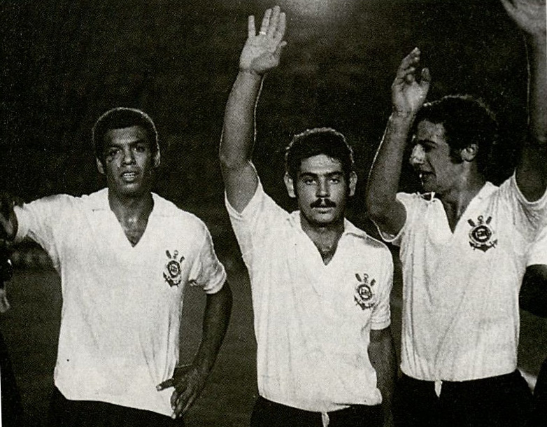 ROBERTO RIVELINO, un protagonista de lujo en los 70, vistiendo la ...