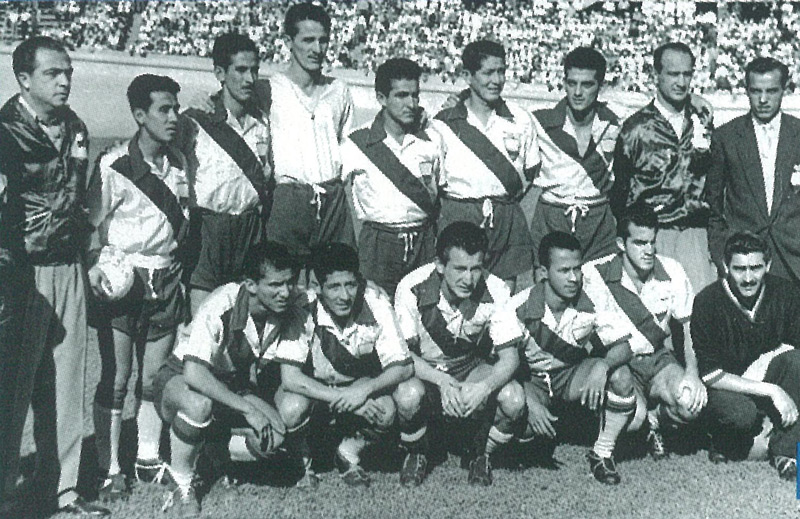 Ecuador en su debut ante Chile en 1955. De pie: Zambrano, Alume ...