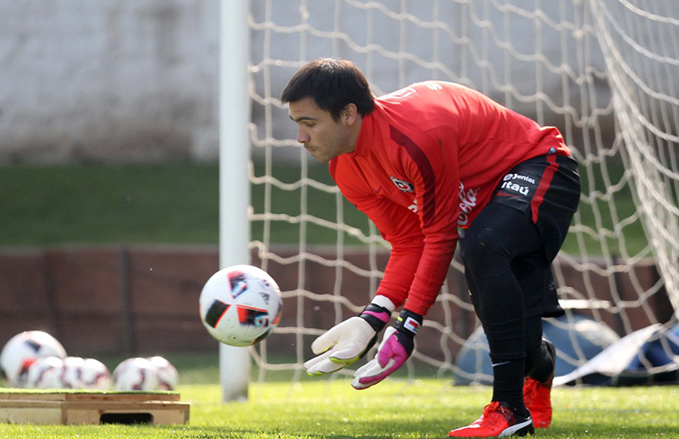 Toselli toma ventaja y se perfila como titular en el pórtico de Chile ...