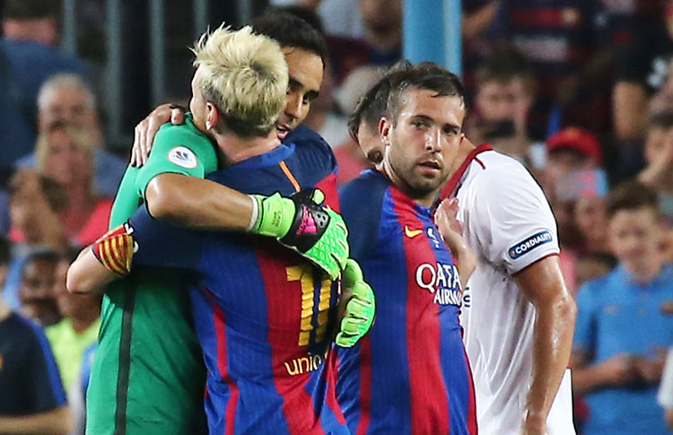 Claudio Bravo: “Messi es mágico y sirve de poco analizarlo” - CONMEBOL